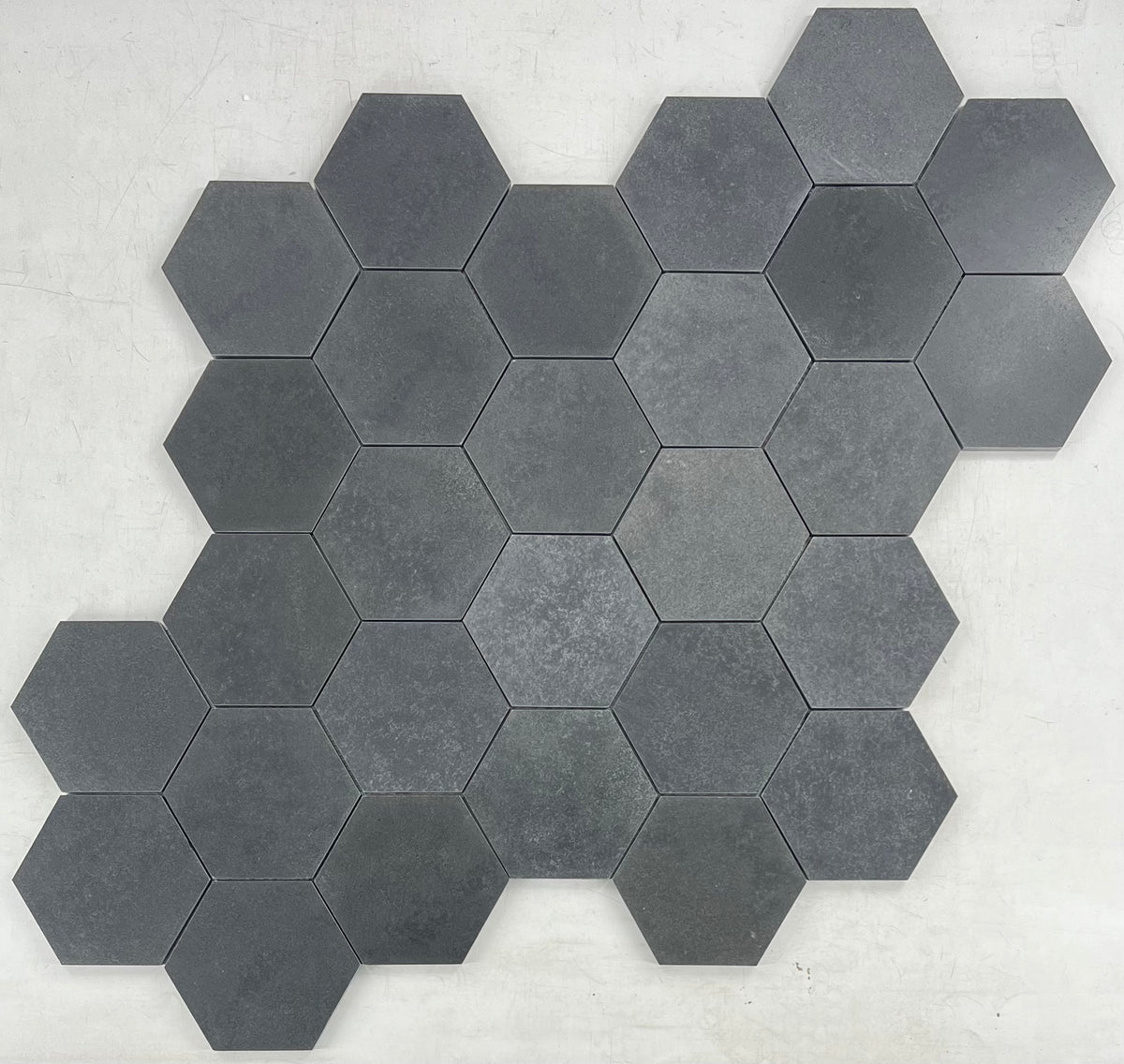 Mosaico hexagonal de basalto gris de 5" pulido – Elon Tile & Stone